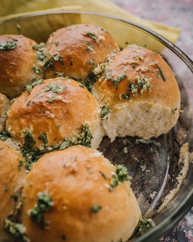 PAMPUSH­KY (UKRAINA­LAISET VALKO­SIPULI­SÄMPYLÄT) | Suolaiset leivonnaiset | Reseptit